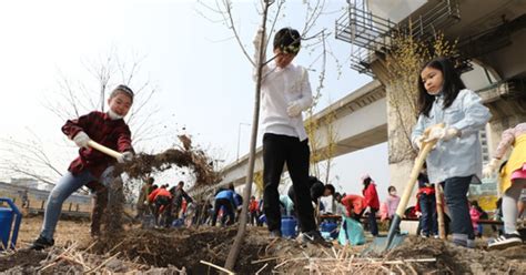 식목일 맞아 아빠와 나무 심어요