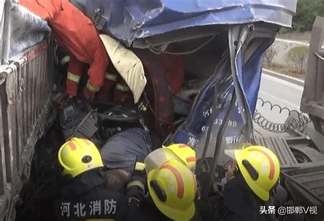 三车相撞一人被困 邯郸消防倒立破拆救人救援