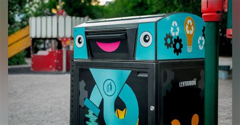 Smart Solar Powered Trash Bin With Igus® Plain Bearings Revolutionizes