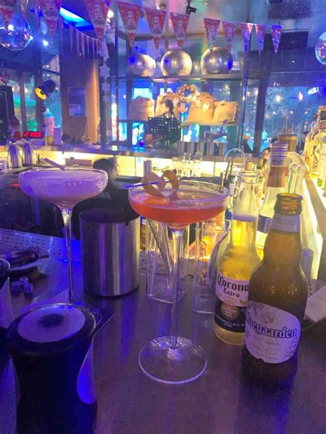 酒吧图片发朋友圈真实假装自己在酒吧喝酒 伤感说说吧
