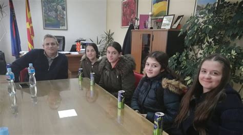 Градоначалникот Ногачески оствари средба со учениците од ОУ „Дебрца“ кои учествуваа во Еразмус