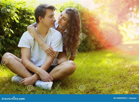 Beaux Couples De Jeune Adolescent Dans L Amour Ayant L Amusement Sur La Pelouse Dans Le Parc