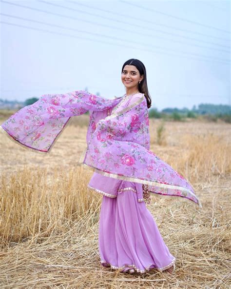 100 Nimrat Khaira Wallpapers