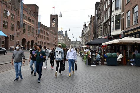 암스테르담 시티 레스토랑 사람들이 먹고 마시는 코로나 바이러스로 인해 얼굴 마스크를 착용 네덜란드 2021년에 대한 스톡 사진 및 기타 이미지 Istock