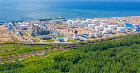 해변에 액체 연료를 저장하기위한 오일 탱크가있는 거대한 항구 사진 Unsplash의 수조 이미지