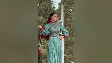 Девушка рубит всё вокруг шашками Шок трюки любомило Youtube