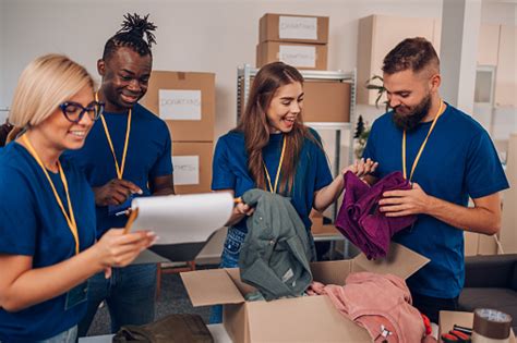 자선 기부 센터에서 일하고 옷과 음식을 포장하는 다양한 자원 봉사자들 20 24세에 대한 스톡 사진 및 기타 이미지 20 24세 30 34세 35 39세 Istock