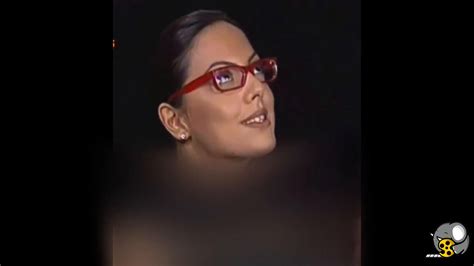 لحظه سکته مغزی ابرو گوندش خواننده ترکیه ای وسط برنامه زنده فیلو