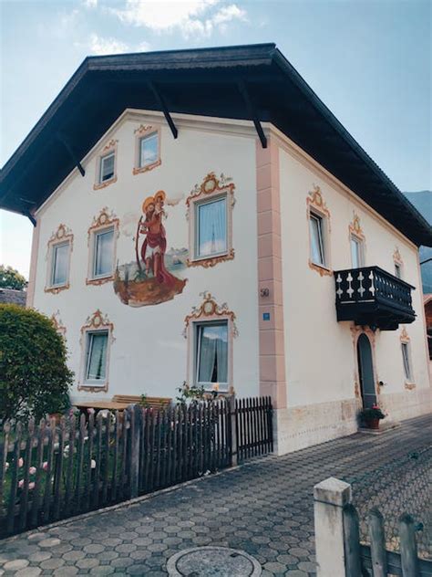 가구점 거리 건물 외관 건물 외장 도시 거리 도시의 수직 쐈어 아스팔트 인도 정면 주택 타워 탑에 관한