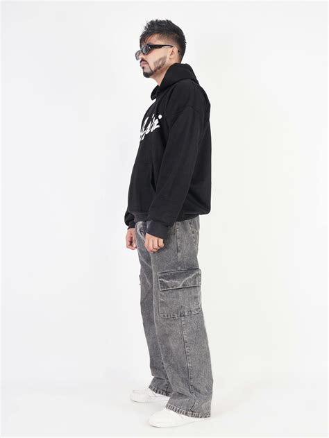 검은 옷 극적인 조명 까마귀 남성 모델 남성 캐주얼 남성 패션 남성복 남자 도시 스타일 멋진 모습 모델 서 있는 선글라스 세련된 남자 수염 수직