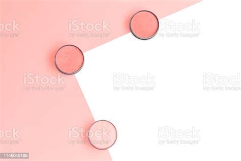 화장품 플랫 산호와 고립 된 흰색 배경에 2019의 살아있는 산호 유행 색상 누워 0명에 대한 스톡 사진 및 기타 이미지 0명 2019년 3가지 개체 Istock