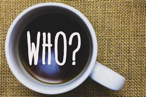 필기 텍스트 누가 질문을 작성입니다 사람의 특정 이름에 대 한 사람 성격을 요구 의미 개념 커피 생각 아이디어 창조적인 영감 좋은 매트 검은 그림자 낯 짝 0명에 대한 스톡