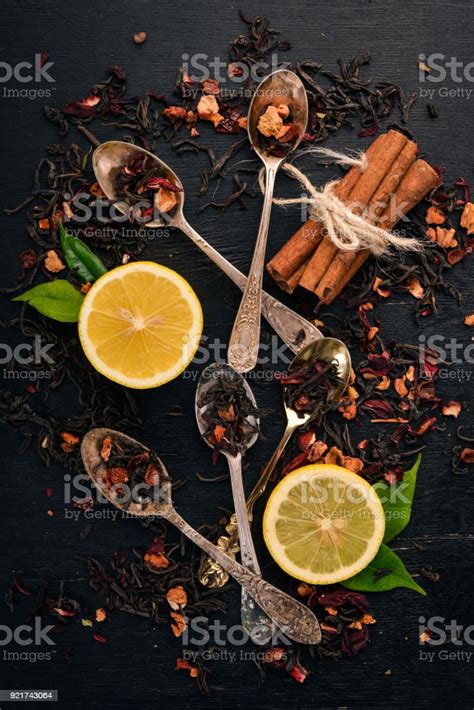 건조 차와 향기로운 나물 및 향미료의 구색 에 나무 배경 최고의 볼 수 있습니다 공간에 복사 합니다 0명에 대한 스톡 사진 및 기타 이미지 Istock