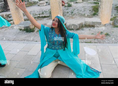 Ein Mädchen Aus Der Jerusalem Art Ambassadors Band Tanzt Während Des Festivals ìi Am Stayingî In