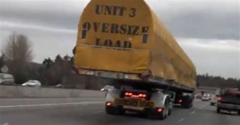 트럭 듀얼 드라이버 차량 뒷바퀴 부분에 운전자가 한 명 더