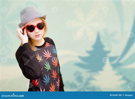 Красивая дама в солнечных очках и шляпе на цифровом Стоковое Изображение изображение