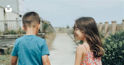 파란색 크루넥 티셔츠를 입은 남자와 빨간색과 흰색 꽃무늬 드레스를 입은 여자 사진 Unsplash의 무료 바닷가 이미지