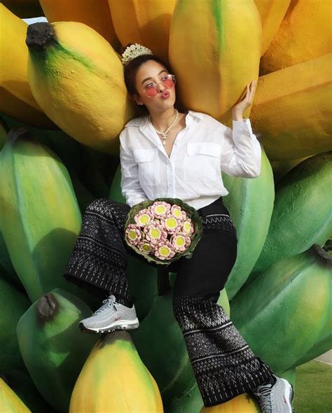 รวมรูปภาพของ แพรี่พาย สาวลุคอินเตอร์กับ แฟชั่นผ้าไหมไทย ที่ห่างไกลคำว่าเชย รูปที่ 10 จาก 44