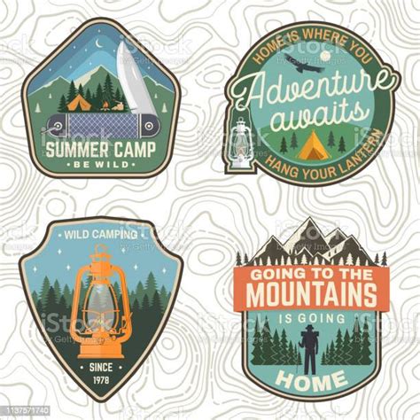 여름 캠프 패치 집합입니다 벡터 셔츠 우표 의류 또는 티에 대 한 개념입니다 랜 턴 포켓 나이프 캠핑 텐트 도끼 산 캠프 파이어