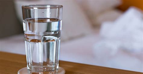 როცა გაიგებთ რატომ უნდა დატოვოთ 1 ჭიქა წყალი საწოლთან ღამით თქვენც ასე გააკეთებთ რჩევები