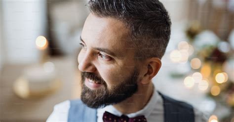 힙스터 성숙한 남자가 파티를 위해 마련된 방에 실내에 서서 시선을 돌리는 초상화 클로즈업 사진 Unsplash의 조끼 이미지