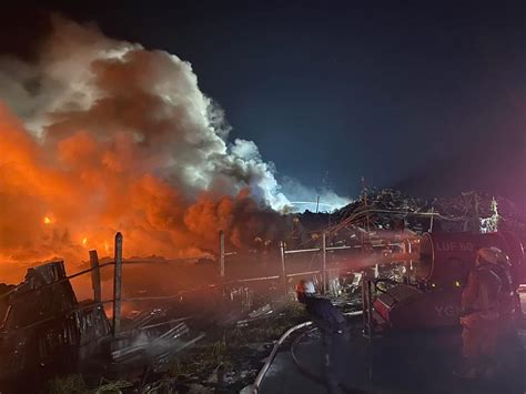 ဒဂုံအရှေ့ ကော်စေ့စက်ရုံ မီးလောင်မှု မီးသတ်၊ ကူညီရေးအဖွဲ့ဝင် ၆ ဦးထက်မနည်း ဒဏ်ရာရ Bur Mizzima Com