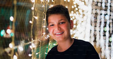 행복한 소년은 가로등을 배경으로 놀이 공원에서 웃고 있다 사진 Unsplash의 초상 이미지