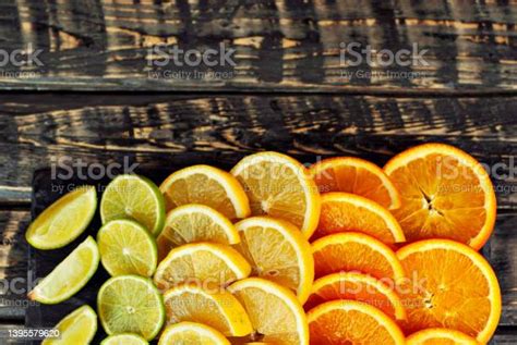 오렌지 레몬 라임이 조각으로 자른다 오래된 나무 테이블에 감귤류 야채가 가까이 주스와 칵테일을 위한 채소를 준비합니다 음식과 가까운 텍스트를 위한 공간과 여유 공간을