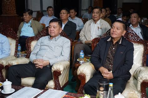 မွန်ပြည်နယ် ဝန်ကြီးချုပ် ဦးအောင်ကြည်သိန်း မော်လမြိုင်မြို့ အရှေ့တောင်တိုင်းစစ်ဌာနချုပ်၌ အမှတ် ၄