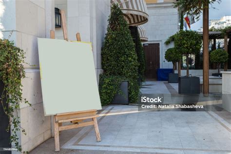 빈 흰색 옥외 광고 스탠드 샌드위치 보드 템플릿 모의 깨끗 한 거리 간판 보드는 현대적인 건물 안에 배치 도시 도시 쇼핑 센터 환경 0명에 대한 스톡 사진 및 기타 이미지