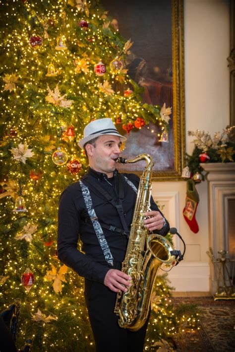 Ευχές στον Νίκο Μακρόπουλο υπό τους βελούδινους ήχους του σαξόφωνου Fayscontrol ΑΥΤΟΠΤΗΣ