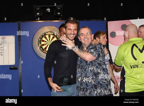 Rafael Van Der Vaart Phil Taylor Dart Showturnier Im Vorfeld Der Pdc