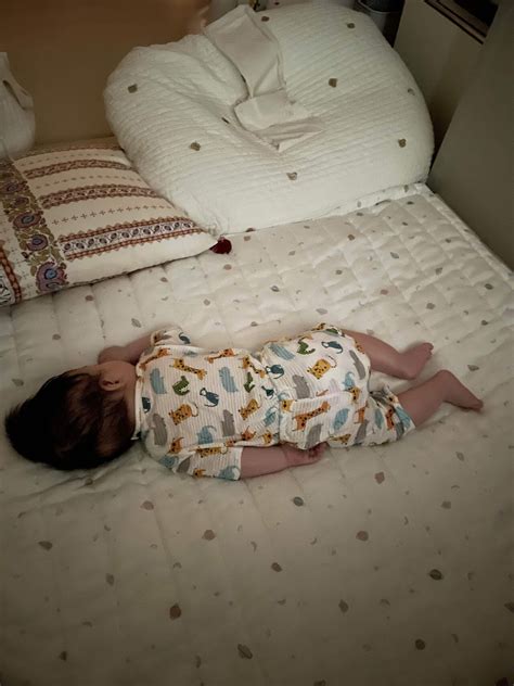 블라인드 육아 엎드려 자는 아기