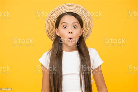 밀짚 해변 모자에 깜짝 아이 여름 휴가 와 휴가 좋은 분위기와 여가 시간 아이 패션과 아름다움 행복한 어린 시절 수확 과 농업 개념 따뜻한 봄날 놀라움에 대한 스톡 사진 및
