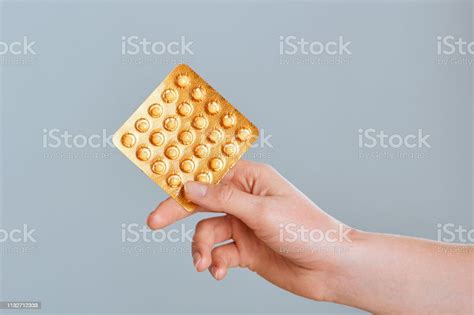 비타민과 건강 보조 식품 손에 비타민 알 약을 들고 여자 약물을 복용 하는 행복 한 소녀의 근접 촬영 건강 한 다이어트 영양 개념입니다 여성의 손에 활성 탄의 이미지 정제