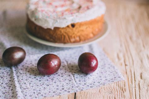 전통적인 부활절 케이크와 꽃이 만발한 나무 가지와 부활절 달걀 부활절 테이블 검은색에 대한 스톡 사진 및 기타 이미지 검은색 기독교 깃털 Istock