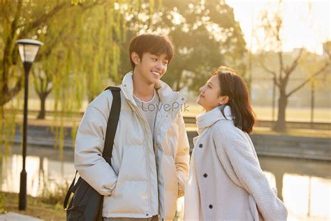 캠퍼스에서 대학생의 커플 이미지 사진 무료 다운로드 Lovepik