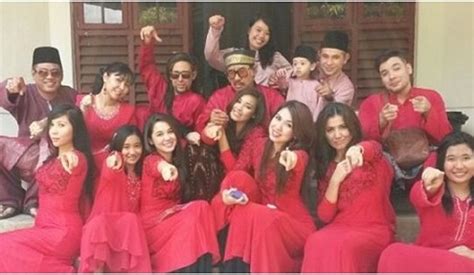 Aksi Nakal Emma Maembong Dan Adik Beradik Berbaju Merah