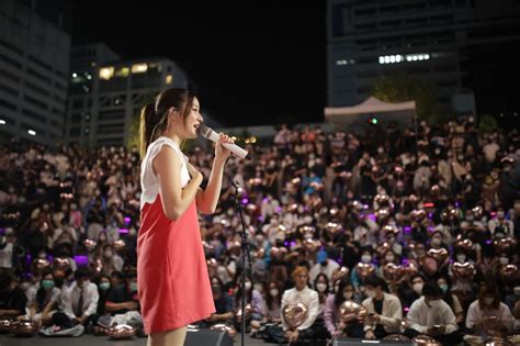 บันเทิง อิ้งค์ วรันธรบุกเซอร์ไพรส์แฟนเพลง เสิร์ฟออเดิร์ฟโชว์ที่สยาม หลังเปิดขายบัตรคอนเสิร์ต