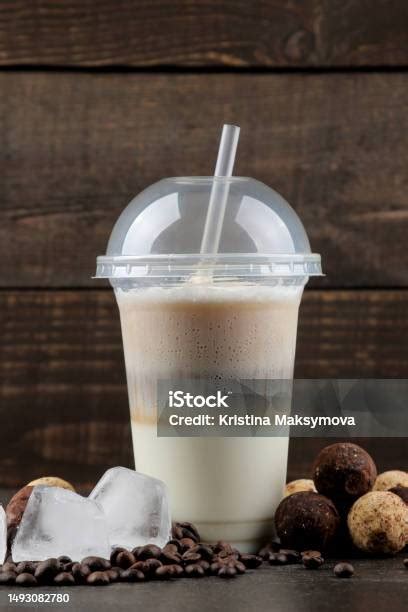아이스 커피 플라스틱 컵에 담긴 차가운 라떼 커피 갈 커피 여름 차가운 음료 0명에 대한 스톡 사진 및 기타 이미지 0명 각얼음 갈색 Istock