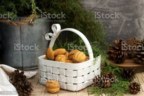 전나무 가지와 화환의 배경에 캐러멜로 채워진 다양한 모양의 홈메이드 쇼트 브레드 쿠키 가을에 대한 스톡 사진 및 기타 이미지 가을 겨울 견과 Istock