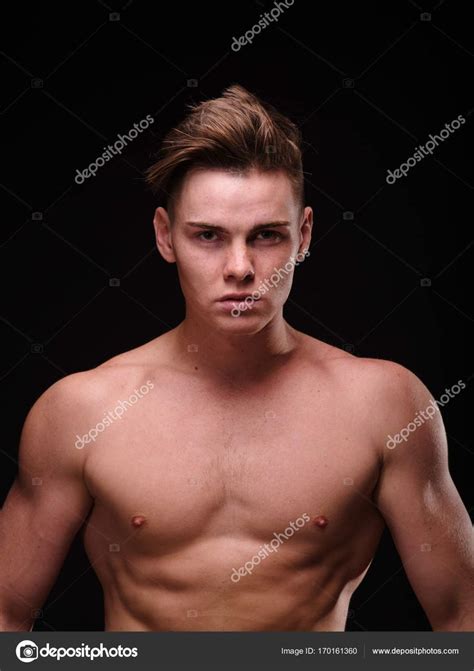 Скачать Крупным планом красивый молодой человек на черном фоне Идеальный мужской модели