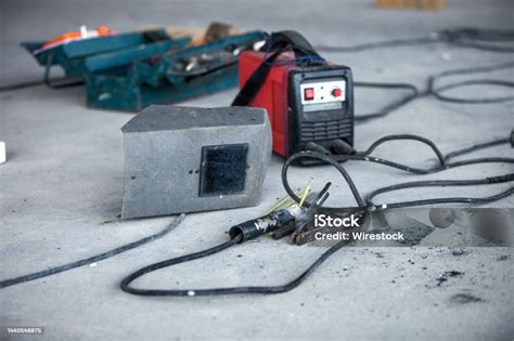 용접 실드 용접 접지 클램프 및 전극 홀더가 있는 인버터 용접기 강철에 대한 스톡 사진 및 기타 이미지 강철 개체 그룹