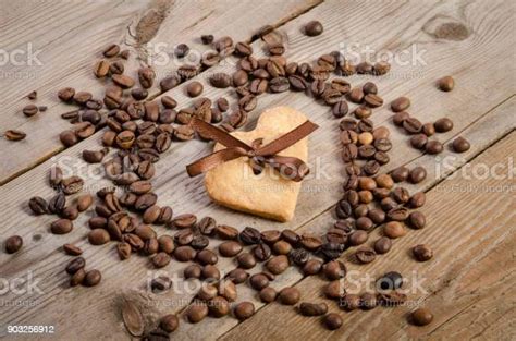 커피 원두와 나무 테이블에 그것을 안으로 함께 관련 두 개의 쿠키심장에서 프레임하트 0명에 대한 스톡 사진 및 기타 이미지