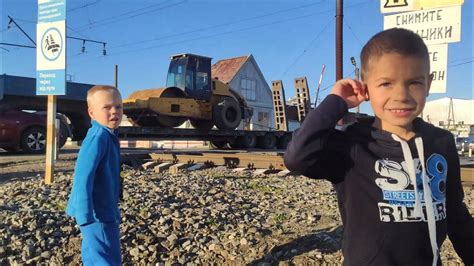 Железнодорожный переезд на котором есть шлагбаум и барьер. Железная ...