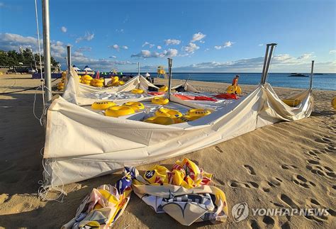 강풍에 무너진 해수욕장 몽골 텐트 연합뉴스