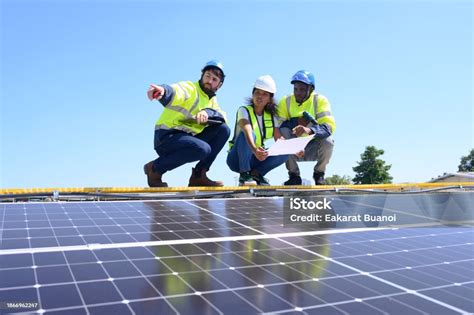 엔지니어 팀이 실외 태양 전지판 시스템 설치를 계획하고 있습니다 지붕에 태양 전지 설치 지붕에 태양 전지판 작업자가 친환경 기술 태양광 발전 계획을 설치하고 있습니다