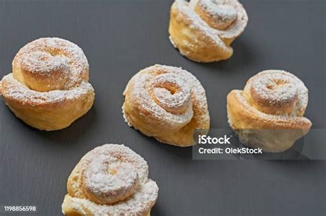 가루 설탕의 장미 스팽글 형태로 흩어져 만든 구운 빵은 어두운 콘크리트 책상에 놓여있다 제과 작업장 클로즈업 가루 설탕에 대한 스톡 사진 및 기타 이미지 Istock
