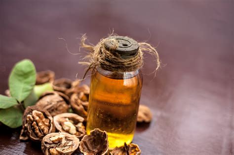 나무 표면에 원시 벽 견과류와 투명 유리 병에 초본 유기 추출 호두 오일의 클로즈업 0명에 대한 스톡 사진 및 기타 이미지 0명 가득 찬 계절 Istock