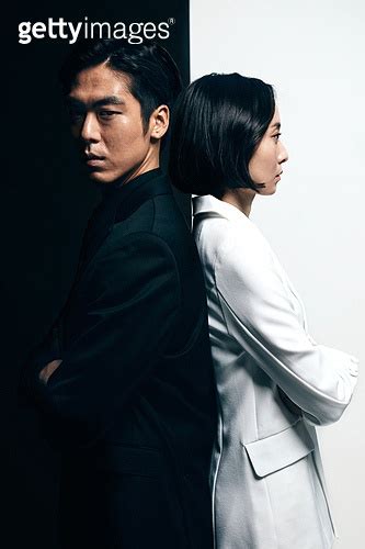 갈등 내면 흑백 대결 정체성 대조 대칭 커뮤니케이션문제 편견 대결 컨셉 라이벌 비교 이미지 Jv11976112 게티이미지뱅크